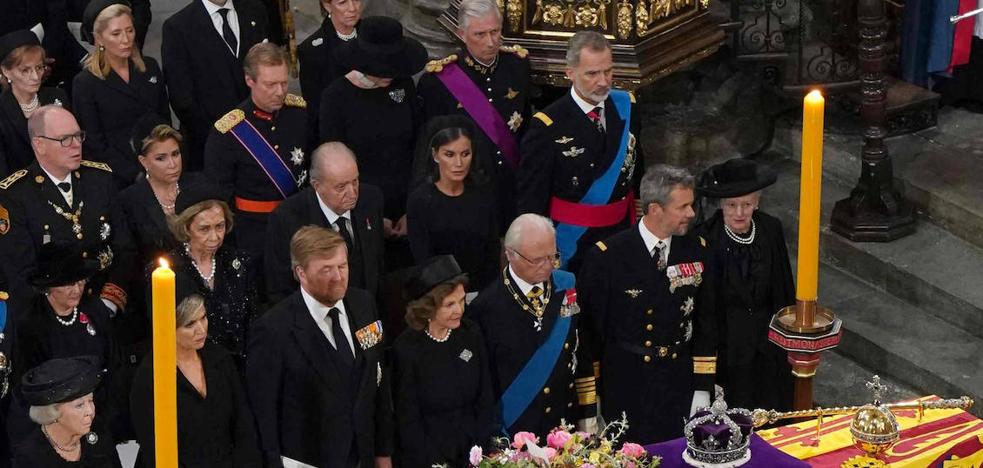 Felipe VI is publicly reunited with his father at Elizabeth II's ...
