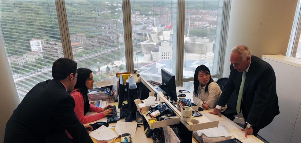 The largest Italian bank proposes its employees to work four days ...