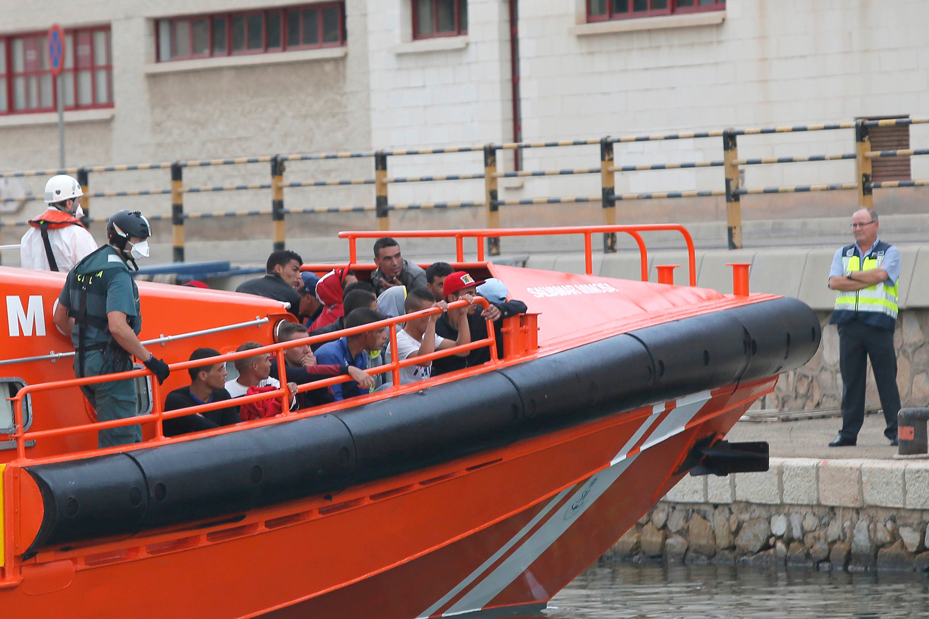 Salvamento Marítimo rescata a 21 inmigrantes de una patera | La Verdad