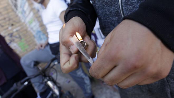 Las multas por fumar porros o esnifar cocaína en la calle repuntan tras ...